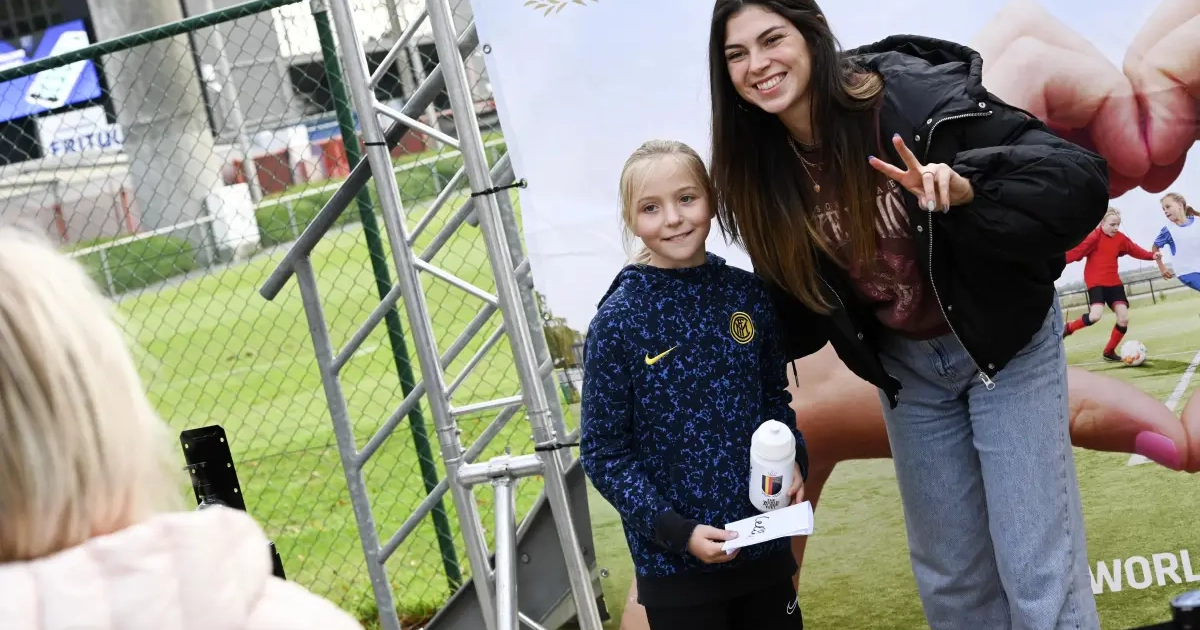 🎥 Zo raakt Celine Dept bij de grote voetbalsterren: "Echt gek ...